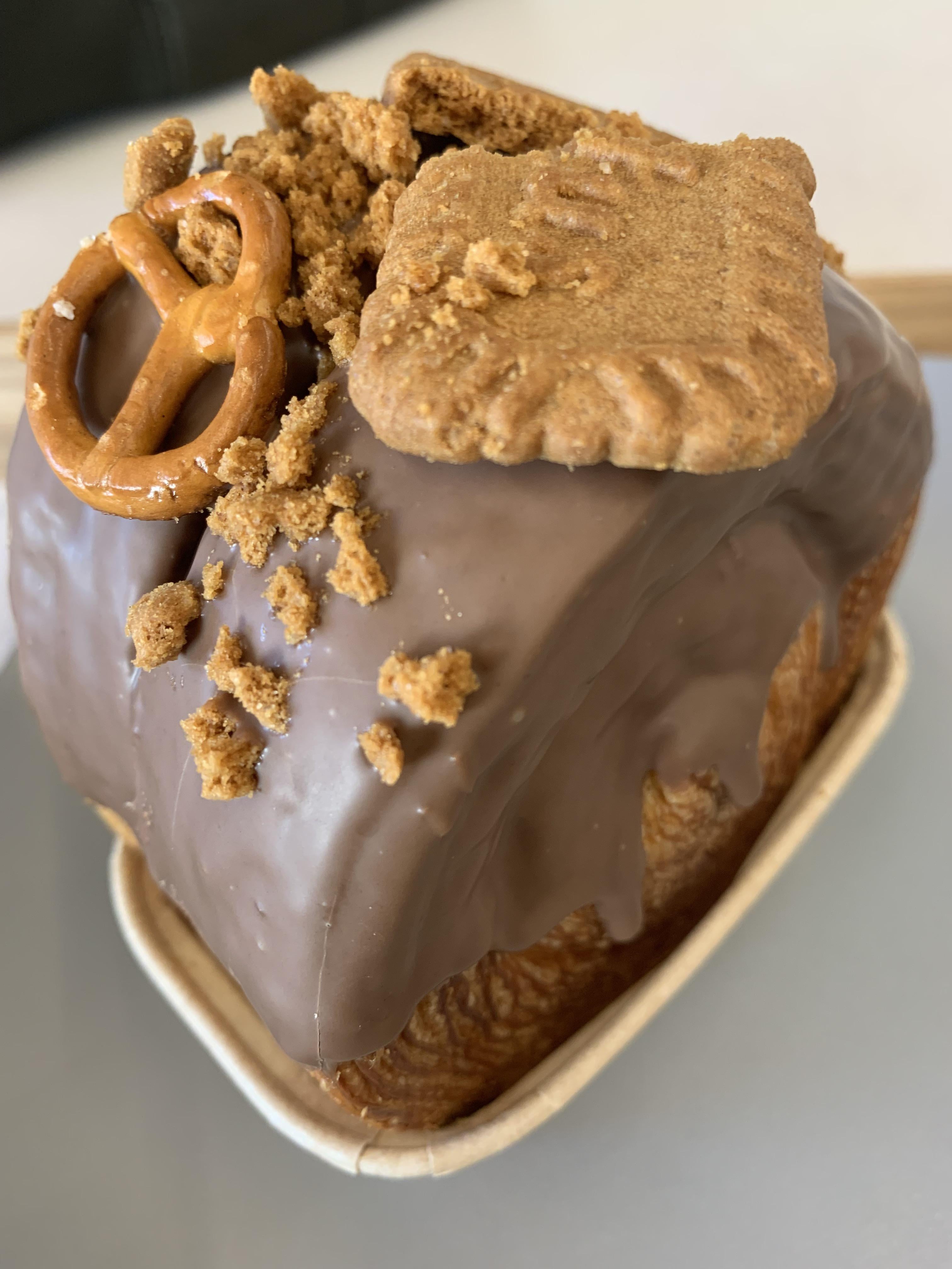 A croissant with Lotus-flavour (almond/spicy cookies), cream filling ...