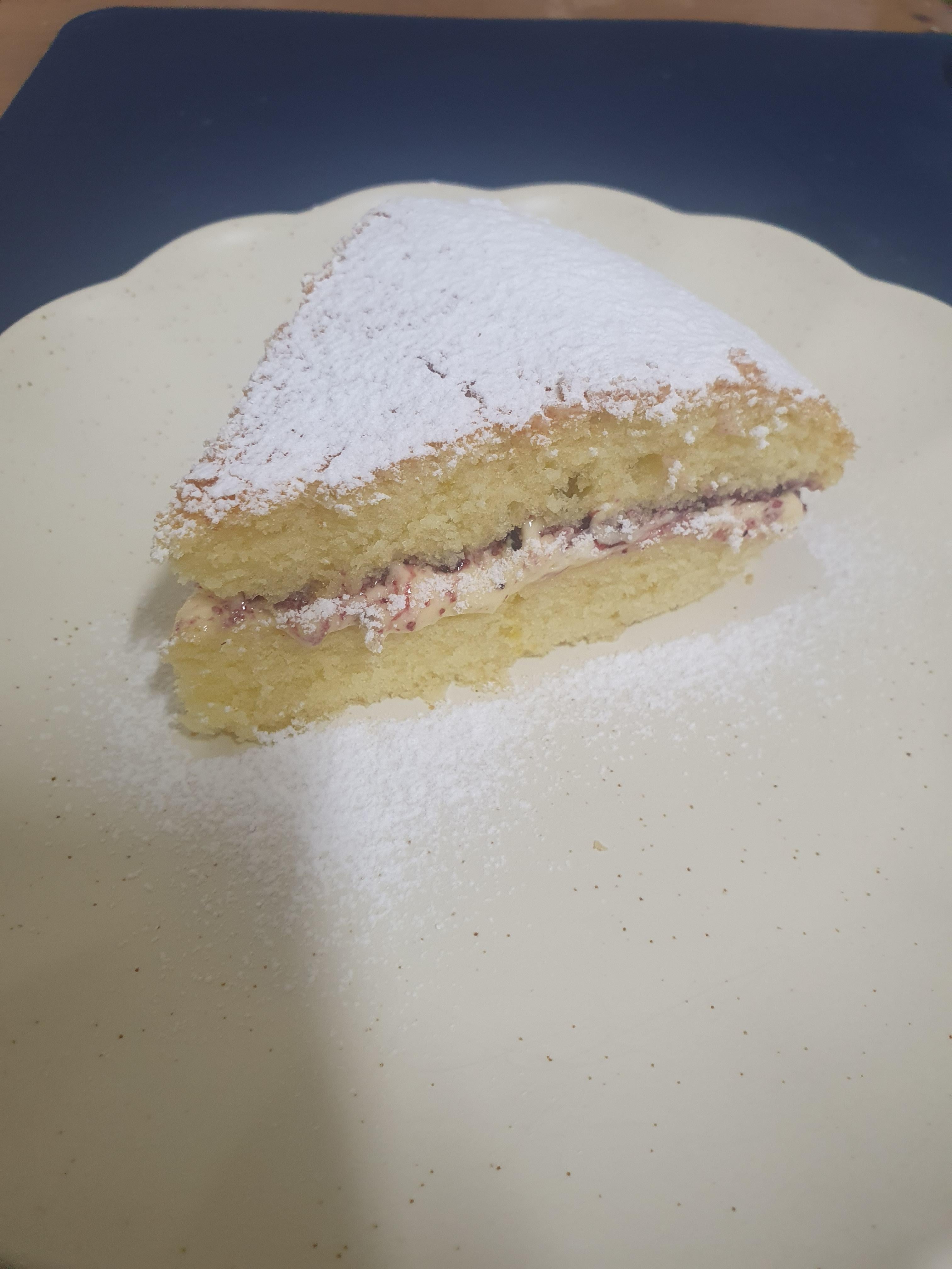 [Homemade] victoria sponge cake - foodiedude